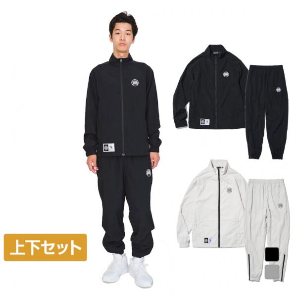 ◇トレーニングや普段着におススメのウィンドジャケットとパンツのセットアップ。◇トップス：ワッシャーナイロンを使用したウインドジャケット。程よくシャープなシルエット。総裏メッシュ・裾ドローコード・両サイドポケット◇ボトムス：ワッシャーナイロン...