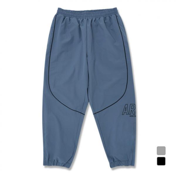 ◇両サイドから膝下にかけてのパイピング・ラインが特長のトラックパンツ。軽量でマットな質感のポリエステル生地を採用。左足のサイドにロゴを配置し、アシンメトリーなデザインがスタイリッシュ。裏地は軽量のメッシュライナー付。サイドの裾はファスナー付...
