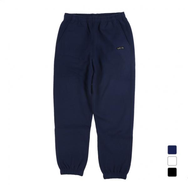 ◇AKTRのボックスロゴがワンポイントで刺繍されたスウェットパンツ。程よくゆとりのあるシルエット。◇軽さと温かみのある厚手の裏起毛のスウェット生地を使用。■カラー(メーカー表記):ネイビー(NAVY)オフホワイト(OATMEAL)ブラック(...