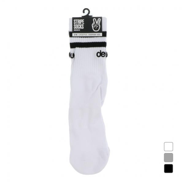 ◇euce Mid Stripe Socksは、足首上部をぐるりと囲む2本のストライプと、ソックスの両サイドにDeuceのワードマークが刺繍されています。クッション性のあるフットベッドで補強されたDeuce Mid Socksは、ジム、ライ...