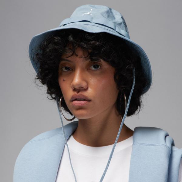 ◇コート上だけでなくコートの外でも着用できるバケットハット。洗練されたグラフィックのウェビングとスクリーンプリントされたJumpmanロゴで、ユニークかつ質感のあるスタイルを演出します。トグルで締めてぴったりとしたフィット感に調節できるデザ...