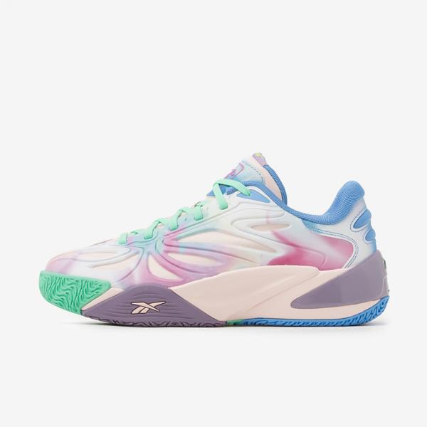 ◇エキゾチックな造形が目を引くアッパーに、大胆な質感を表現するカラーリングとマテリアルがアクセント◇ANGEL REESE初のシグネチャーモデルとして、彼女のコート内外におけるダイナミックなスタイルを具現化した一着。通気性に優れたメッシュパ...