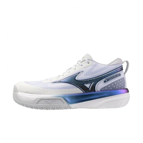 ◇高く跳ぶことを実現するため、最新テクノロジーを惜しみなく注ぎ込んだ。足首カット高さはNEO JUMP独自設計。不安定になりがちな足首周りのサポート力を向上し、一点の迷いもなくジャンプ動作に集中できる仕様に。アッパーには軽量性に優れたシース...