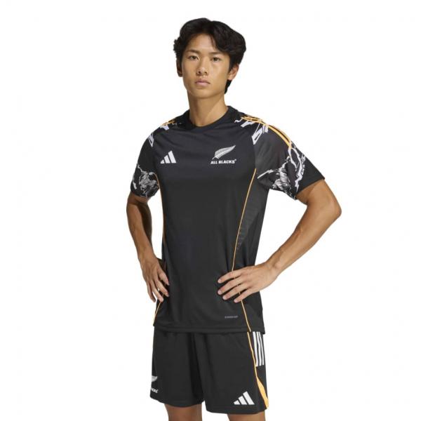 ◇AEROREADYで快適さを高めた、ニュージーランド ラグビー トレーニングTシャツ。◇adidasのオールブラックス マーベル パフォーマンス 半袖Tシャツで、伝説のプレーヤーのようにトレーニングを。胸元にシルバーファーンのチームエンブ...