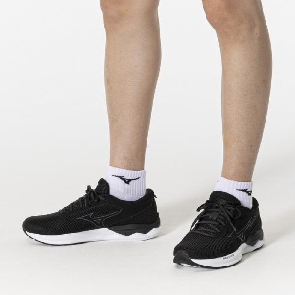 ◇ベーシックな機能でお得な3足組ショート丈ソックス。 ◇適度なフィット性でシューズとの干渉を緩和します。 ◇足底パイル設計で適度なクッション性を有し、地面からの衝撃を緩和します。 ◇足底サポートにより足をホールドしフィット。 ◇3足組でシン...