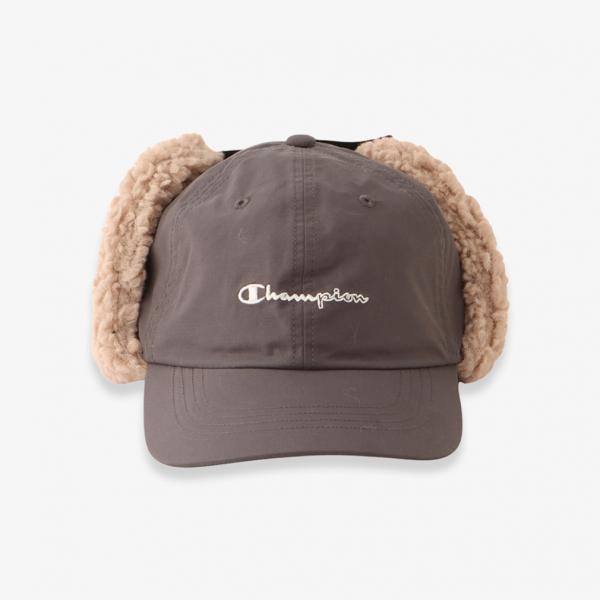 ◇Champion(チャンピオン)タフタアビエイターキャップ ◇綿ナイロンタフタ生地を使用したアビエイターキャップです。メインは耳を上げてかぶるデザインとなっているため、耳部分にガチャベルトを使用しています。フロントには落ち着いたカラーでC...
