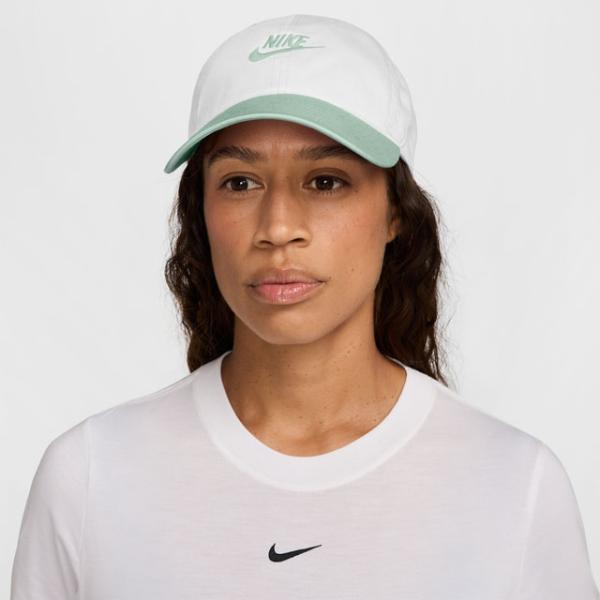 ◇さまざまなスタイルを楽しめる、中程度の深さのクラシックなNike Clubキャップ。 滑らかなコットンツイル素材に柔らかいウォッシュ加工を施し、かぶり始めたその日から快適な着用感を提供します。 曲線的なつばがカジュアルなスタイルを演出。 ...