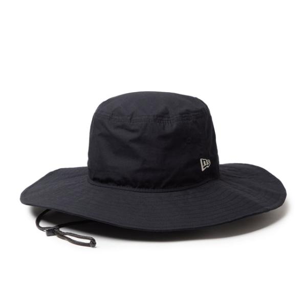 ◇ミニマルな無地デザインと軽やかな風合いが魅力の、春夏に最適なベーシックキャップ。 軽量かつ丈夫なコットンタイプライター生地を採用した、ハリのある風合いが特徴のコレクション。 フラッグロゴのみを配したシンプルな無地デザインで、ミニマルなスタ...