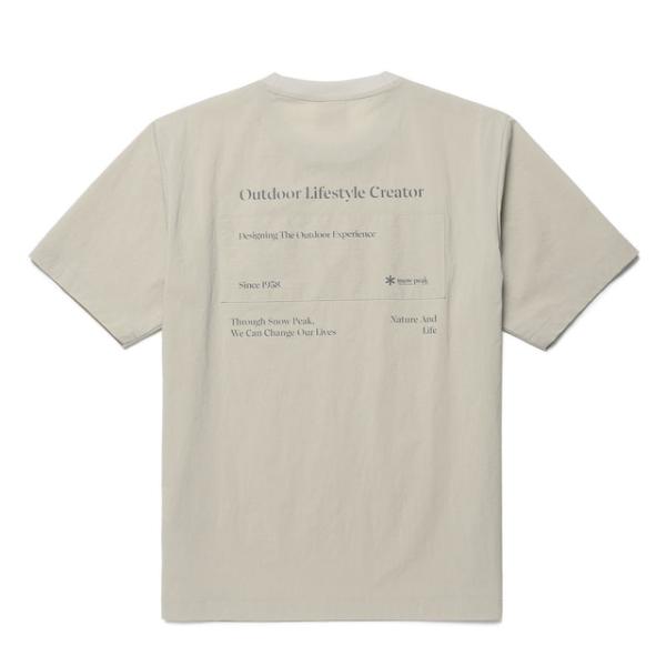 ◇大胆なバックプリントがアクセントになる半袖Tシャツ。■カラー(メーカー表記)：ベージュ(LE：LIGHT BEIGE)ネイビー(DN：DARK NAVY)ブラック(BK：BLACK)■素材：Nylon 97% Polyurethane 3...