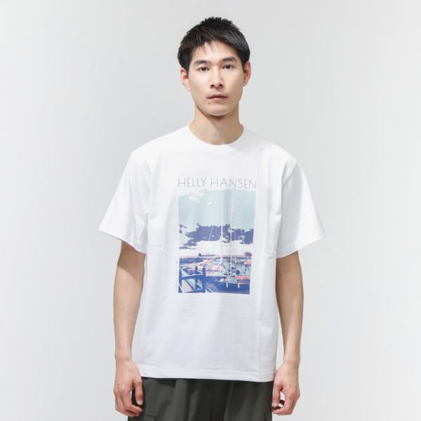 ◇HELLY HANSENの故郷、北欧のハーバーの1日の移ろいを描いたグラフィックをあしらったTシャツ。心地よく着用できる機能性と、コットンライクな風合いを両立させています。HELLY HANSENが大切にしているフィールド、海への環境配慮...