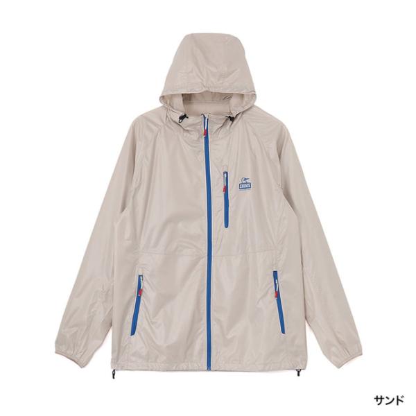 ◇左胸はポケッタブル仕様になっており収納するとバッジロゴをイメージした形。より軽量でミニマルなデザイン■カラー(メーカー表記)：サンド(G057：Greige)■素材：Polyester 100％■生産国：ミャンマー■2026 Spring...
