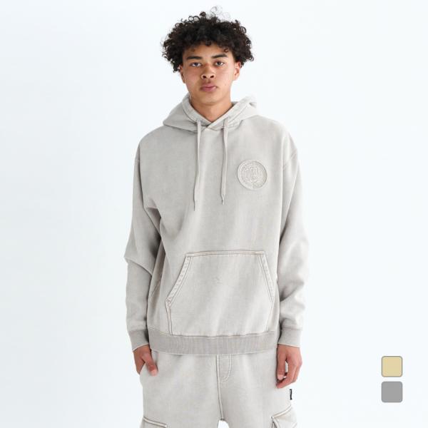 ※ブラウザやお使いのモニター環境により、掲載画像と実際の商品の色味が若干異なる場合がございます。◇裏起毛のフリース生地を使用したフーディ。生地に特殊なダメージ加工を施し、ヴィンテージ風な一着。背面に大きくあしらった円形のDCロゴアップリケと...