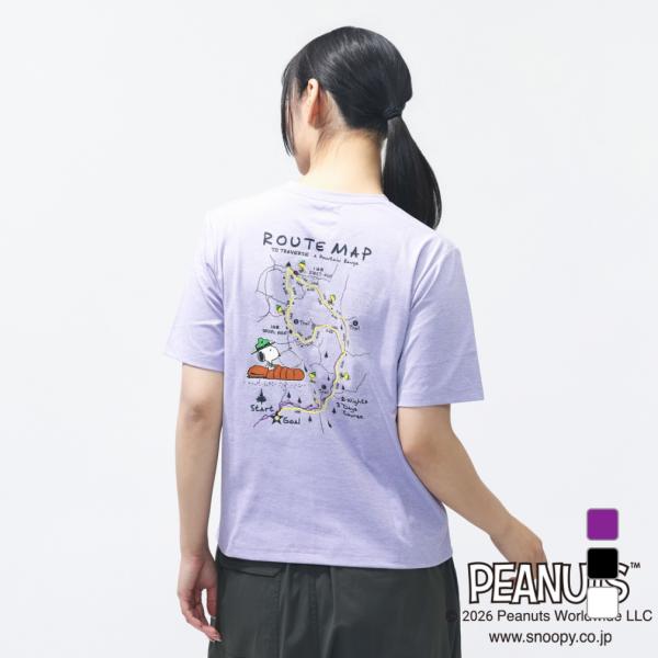 ◇アウトドア好きの心をくすぐる、遊び心たっぷりのグラフィックTシャツ。登山ルートをモチーフに、等高線マップとスヌーピーをデザインに落とし込んだ一枚。ポリエステル100％の素材ながら、コットンのような風合い。吸水速乾性・ストレッチ性に優れ、紫...