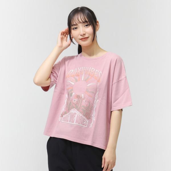 ◇ドロップショルダーでゆったりした身幅のシルエットで、洗いのかかった柔らかく着心地のよい素材感◇太陽とボタニカルなグラフィックを、かすれ感のある染み込みプリントで表現。BBK、PNKは洗いをかけたようなヴィンテージライクな仕上がり。ルーズで...