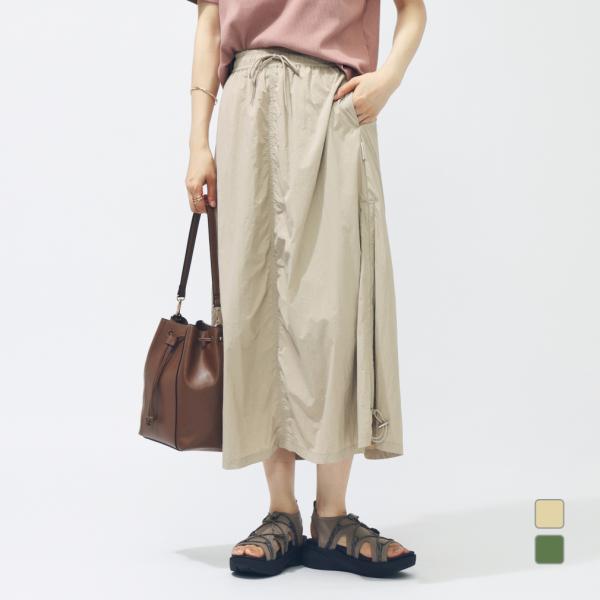 ◇柔らかくて軽い！シャーリングスカートが登場。 タッチが柔らかく滑らかなので着心地が良いのはもちろん、UVカットと撥水機能付きなので、日差しが強い日にも雨の日でも活躍してくれるスカートです。 サイドにシャーリングが入っているので、裾をクシュ...