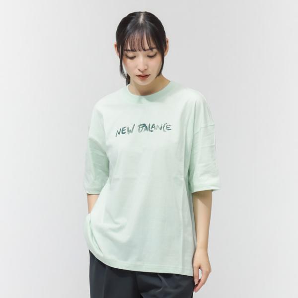 ◇オーセンティックでクラシックな新たな文字デザインをプリントしたオーバーサイズTシャツ ◇オーセンティックでクラシックなスポーツインスパイアの新たな文字デザインをプリントしたオーバーサイズTシャツ。 やわらかで肌触りの良い160gのコットン...