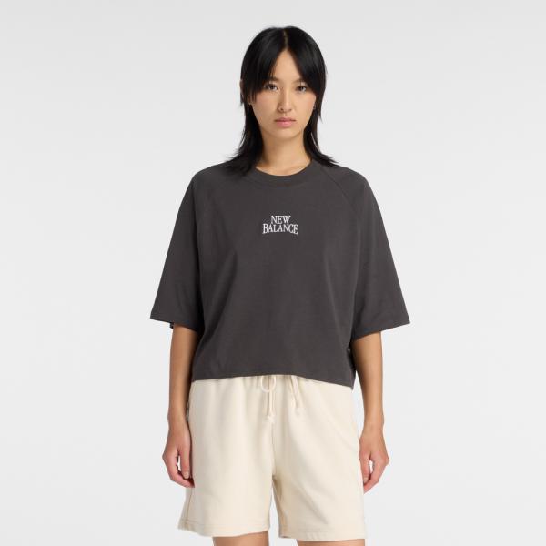 ◇リニアヘリテージコンセプトで提案するラグランスリーブTシャツ。 シーズナルロゴを刺繍でデザインし、やわらかで肌触りの良い160gのコットンジャージーで提案。 ラグランスリーブのリラックスフィットが、トレンドのゆったりとしたシルエットを演出...