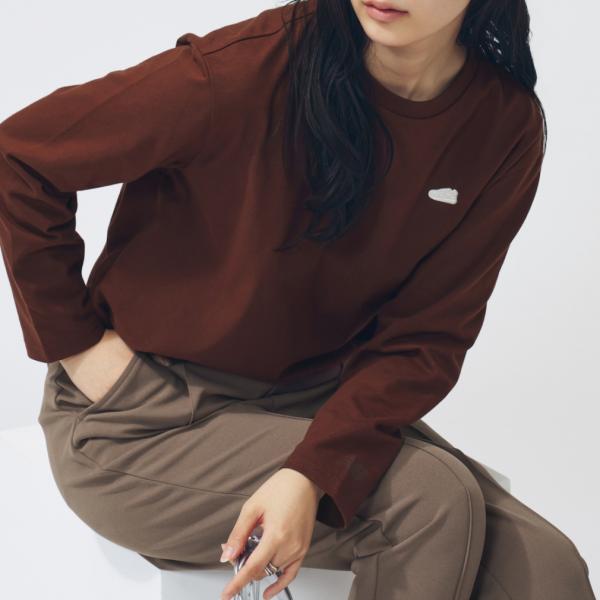 ◇胸元のシューズワッペンがアクセントのロングスリーブTシャツ。 軽やかで快適な着心地の綿ポリエステル素材を使用しており、一枚で着るのはもちろん、シャツやジャケットのインナーとしても活躍。 裾にスリットのあるリラックスシルエットで、春や秋のま...