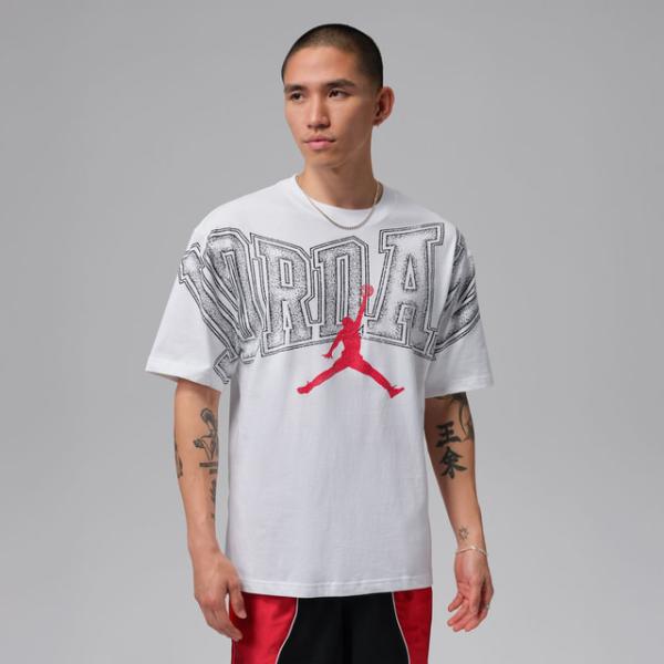 ◇大胆なグラフィックTシャツで、史上最高のプレーヤーを称えよう。 快適なコットン素材で優れた耐久性を実現。 日常使いに最適な一枚です。 ■カラー(メーカー表記)： ホワイト(100：WHITE/GYM RED) ブラック(010：BLACK...