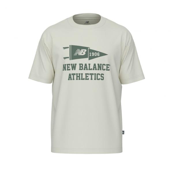 ◇ザニューバーシティコレクション。 ニューバランスのロゴをペナントで表現したショートスリーブTシャツです。 心地よい肌ざわりの210gコットンジャージを使用し、リラックスドフィットで仕上げました。 汎用性のあるタイムレスなシルエットで、タウ...