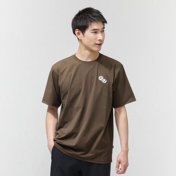 ◇アルペン限定のグラフィックTシャツコレクション ◇ボディーのカラーによって胸の刺繍が異なるワンポイント半袖Tシャツ。 オフホワイト・・・カセットテープ ブルーグレー・・・鍵 ブラウン・・・ダイス ブラック・・・瓶のふた がそれぞれ左胸に刺...