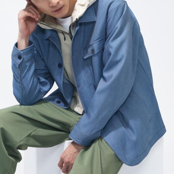 ◇CPOジャケットのデザインを取り入れた、シャツ感覚で羽織れるデニムライクジャケット。 やわらかく軽やかな薄手のデニムライク素材を使用し、快適な着心地を提案。 フラップ付きの胸ポケットと袖のカフスがカジュアルさにアクセントをプラスし、着回し...