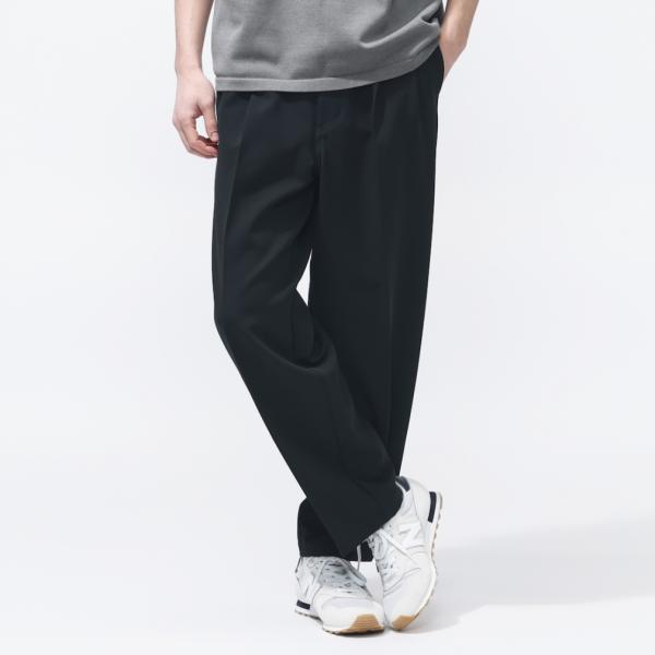◇ FIT をテーマに開発された働く大人のデイリーウエア。 トレンド感のあるセミワイドシルエットのパンツをジャージのような柔らかさと滑らかさ、高い伸縮性とさらりとした感触を提供するサークルストレッチウーブン素材で提案。 ウエストのバックゴム...
