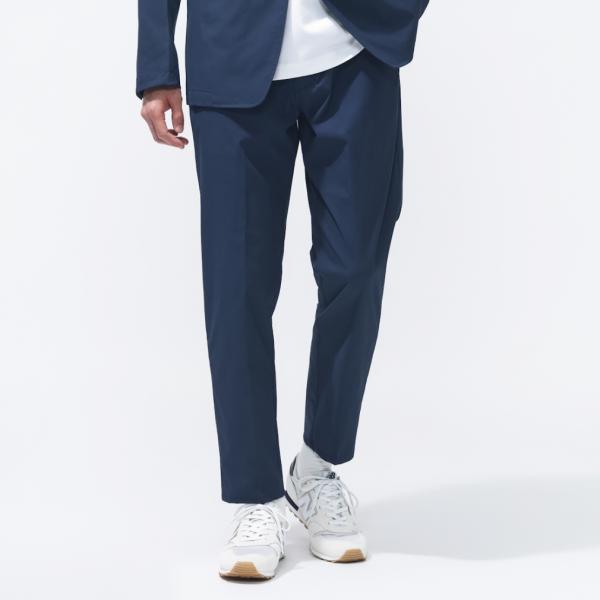 ◇肌離れが良く春夏にさわやかな着心地を提供するピケ素材を採用したスリムテーパードパンツ。 優れたストレッチ性と清涼感のある表面変化で、快適な着心地と着回しを楽しめるアイテム。 ウエストのバックゴムとドローコードで、クリーンな見た目と穿きやす...