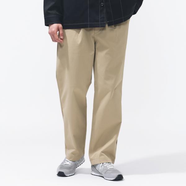 ◇チノライクなポリエステル素材のストレートパンツ。 シワになりにくく、きれいめ見えするのでビジネスでもカジュアルでもOK。 ウエストのバックゴムとドローコードで、クリーンな見た目と穿きやすさと締め付けの少ない快適な穿き心地を実現。 ストレッ...