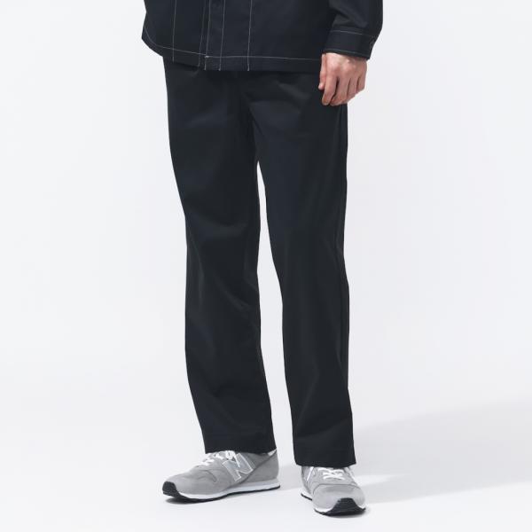 ◇チノライクなポリエステル素材のストレートパンツ。 シワになりにくく、きれいめ見えするのでビジネスでもカジュアルでもOK。 ウエストのバックゴムとドローコードで、クリーンな見た目と穿きやすさと締め付けの少ない快適な穿き心地を実現。 ストレッ...