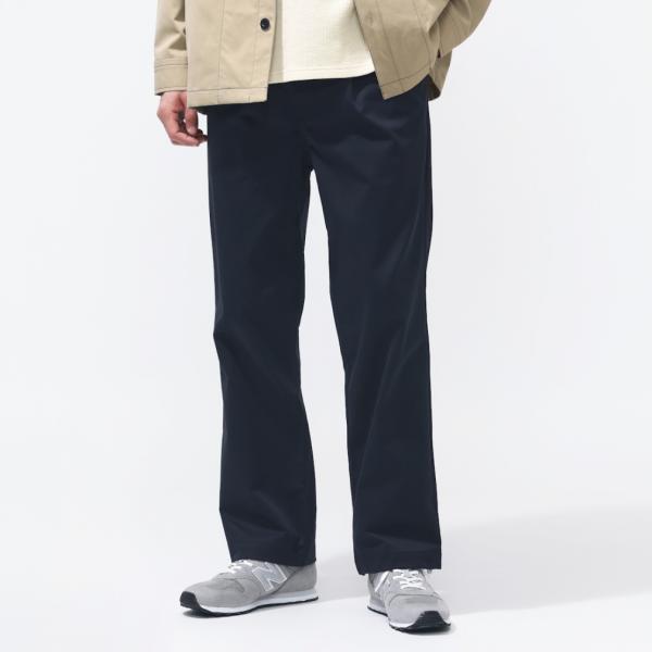 ◇チノライクなポリエステル素材のストレートパンツ。 シワになりにくく、きれいめ見えするのでビジネスでもカジュアルでもOK。 ウエストのバックゴムとドローコードで、クリーンな見た目と穿きやすさと締め付けの少ない快適な穿き心地を実現。 ストレッ...