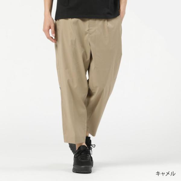◇足元を軽快に演出できるアンクル丈パンツ。ストレッチ性に優れたポリエステル素材は日常のシーンを快適にしてくれます。ウエストのタックが腰回りに程よいゆとりを確保し、裾はテーパードでスマートに。右膝裏にはBORDERLESSコレクション限定の自...