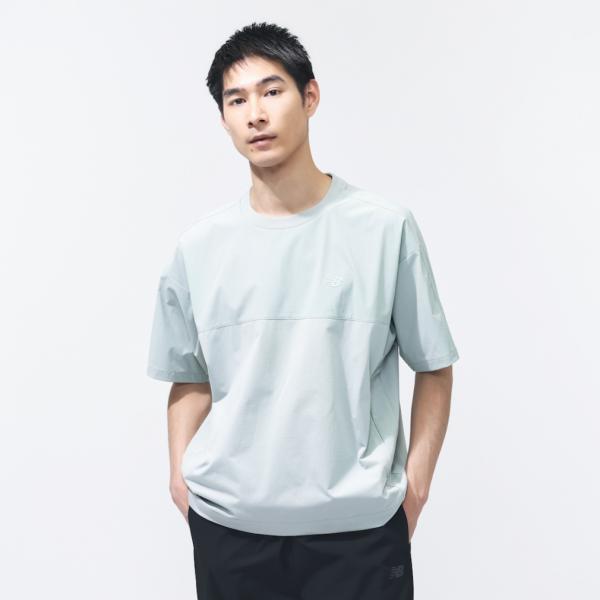 ◇メッシュニットとストレッチウーブン素材を組み合わせたTHE CITYショートスリーブTシャツ。 異素材の上下切り替えがデザインアクセントで、胸のリフレクティブロゴが夜間の視認性をプラス。 ストレッチの効いた軽量感あるメッシュニットが通気性...