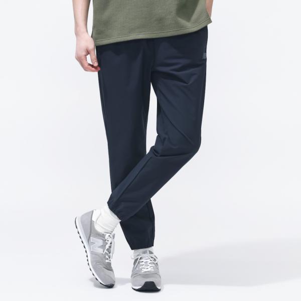 ◇ストレッチ性と撥水性を兼ね備えた二重織りウーブン素材のTHE CITYジョガーパンツ。 スポーティーながら上品なルックスで、街でもスポーツシーンでも活躍。 切り替えデザインがアクセントを加え、総ゴムのウエストとドローコードで、穿きやすさと...