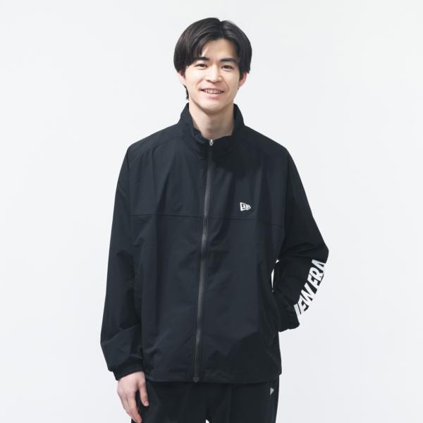 ◇運動性の高いストレッチリップストップ生地を採用。 レイヤリングしても動きを妨げない程よくワイドなシルエット。 左袖にワードマークロゴをレイアウト。 サイドにドローコードを採用し調整可能。 動きの自由度を高めるラグランスリーブを採用。 ■カ...