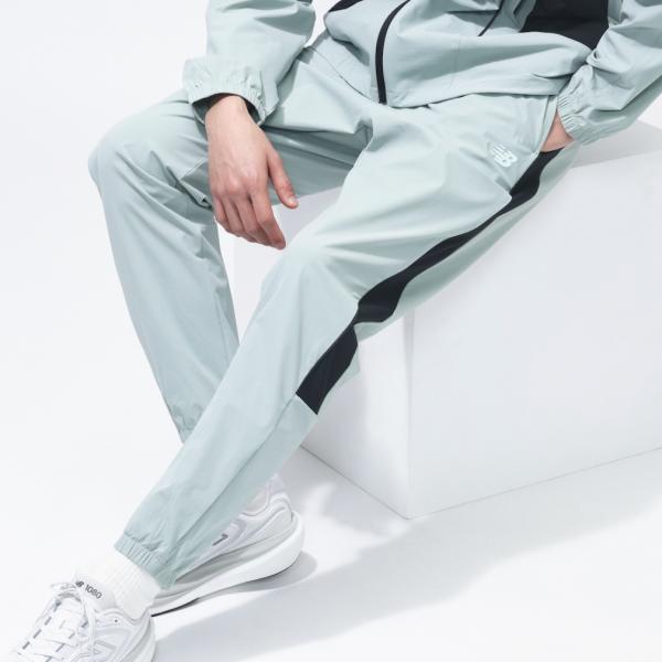 ◇メッシュニットとストレッチウーブン素材を組み合わせたTHE CITYジョガーパンツ。 サイドメッシュの切り替えとリフレクティブパイピングがデザインアクセントで、左腿にはリフレクティブロゴ、右裾脇にはリフレクティブリニアロゴを配置し、スポー...