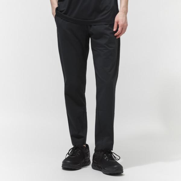 ◇限界を超えるパフォーマンスを追求する、新機軸のモビリティウーブンロングパンツ。 特殊構造の糸で織り上げられた高伸縮性ファブリックが、プレイヤーの潜在能力を解き放ちます。 さらに、発汗しやすい部分に高通気ファブリックを配置することで、衣服内...