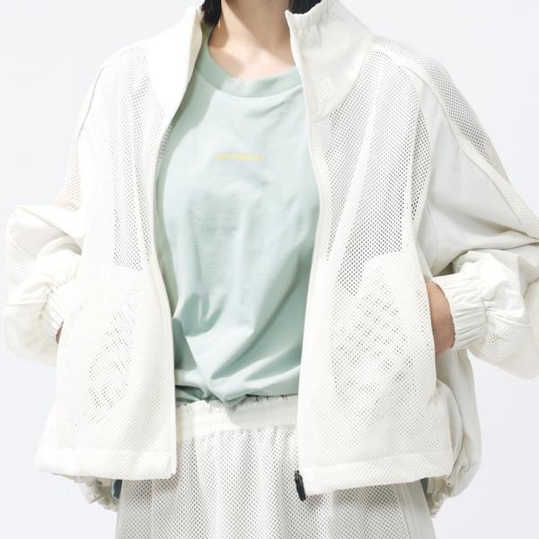 ◇ナイロンストレッチ素材とメッシュニットを組み合わせたフーデッドジャケット。 太めの袖とコンパクトなシルエットで、ワイドなボトムスとの相性抜群。 裾のドローコードとギャザーディティールで、シルエットの変化も楽しみつつデザインのアクセントに。...