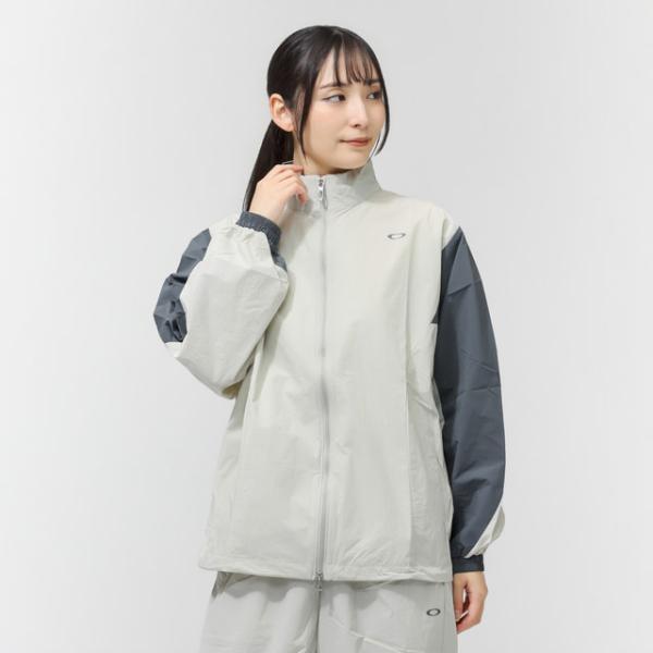 ◇軽いけどしっかりしたナイロン素材1枚で仕立てたウィンドジャケットです。 身体を締めつけないゆったりとしたシルエットはOAKLEYらしいオーガニックシェイプカッティングを描き、動きやすさも着心地もストレスフリー。 スポーティな中にも洗練され...