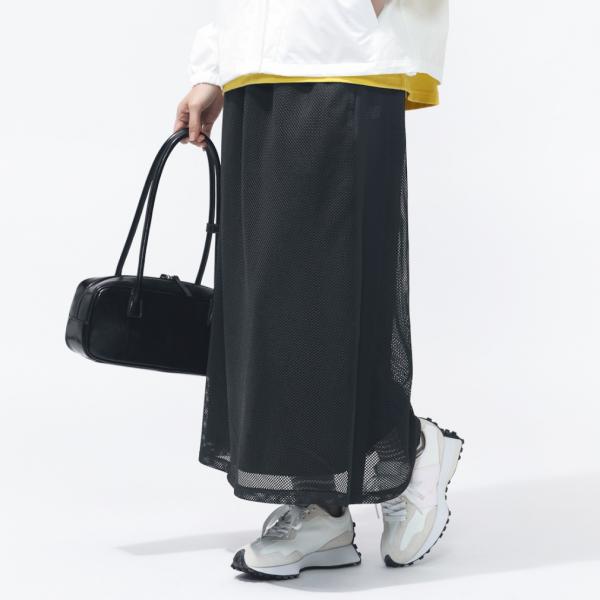 ◇メッシュ素材で抜け感と清涼感あるスカート。 シアー感があり、カジュアルとしてもトレンド性ある着こなしを実現できます。 また、Tシャツをウエストにインしても決まるデザインです。 裏地付きでこの1枚でトレンドスポーツスタイルが楽しめます。 ■...