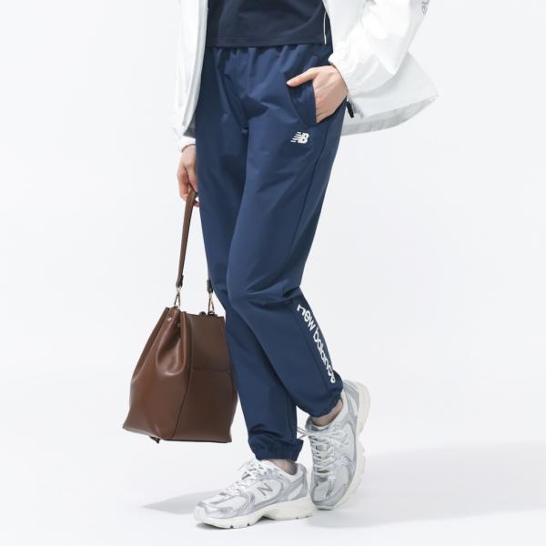 ◇ストレッチ性と撥水性を兼ね備えた二重織りウーブン素材のジョガーパンツ。 スポーティーながら上品なルックスで、街でもスポーツシーンでも活躍。 切り替えデザインがアクセントを加え、総ゴムのウエストとドローコードで、穿きやすさと締め付けの少ない...