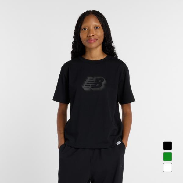 ◇日本人の体型に合わせて開発されたトレーニング向けロゴグラフィックTシャツ。 コットンライクなポリエステル100％素材を使用し、リラックスフィットのボックスシルエットが、レギンスやパンツとの相性抜群。 吸汗速乾性に優れたNB Dryがドライ...