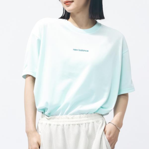 ◇コットンライクなポリエステル100％素材を使用したショートスリーブTシャツ。 ドライな肌触りながらコットンのようなやわらかな風合いで、暑い夏でも快適な着心地。 レギュラーフィットのシルエットとトーナルカラーのシリコンロゴデザインがどんなス...