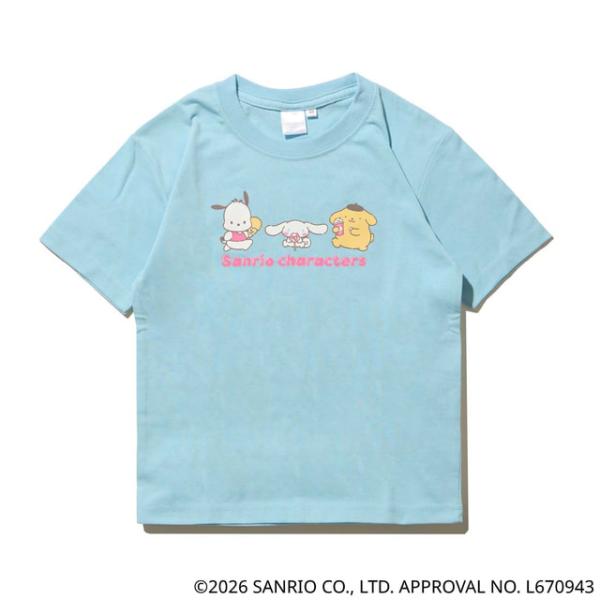 ◇バックにはポチャッコ、シナモロール、ポムポムプリンとフードをモチーフにした図鑑風デザイン。 ■カラー(メーカー表記)： サックスブルー(SAX) チャコールグレー(SUMI) ■素材：TC65/35 ■生産国：中国 ■2026 Sprin...