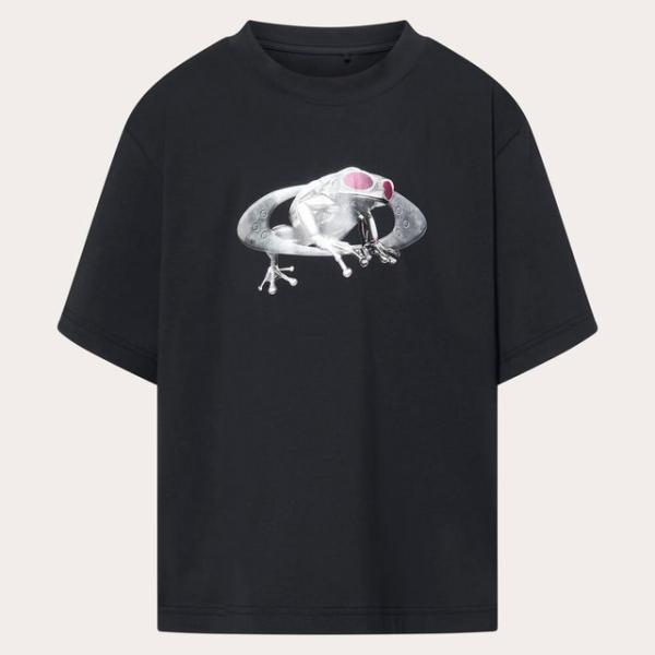 ◇炎天下でも涼やかな魅力を放つコットン素材の接触冷感Tee。 触れるたびにひんやりとした感触が肌を包み込み、夏でも快適な着心地をキープします。 OAKLEYのアイコンでもあるカエルモチーフがデザインポイント。 また、左脇に配置されたリフレク...
