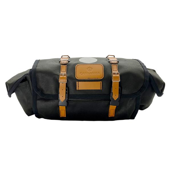 World Adventure Saddle Bagは冒険心を掻き立てるようなデザインと使いやすさにこだわったサドルバッグです。耐水性と耐久性を兼ね備えたワックスコットンダック生地を使っています。メインフラップ、サイドポケットの裏地には世界...