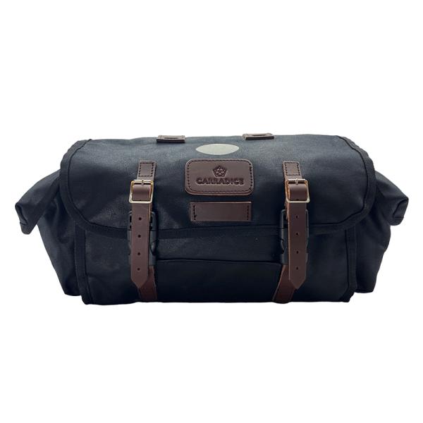 World Adventure Saddle Bagは冒険心を掻き立てるようなデザインと使いやすさにこだわったサドルバッグです。耐水性と耐久性を兼ね備えたワックスコットンダック生地を使っています。メインフラップ、サイドポケットの裏地には世界...