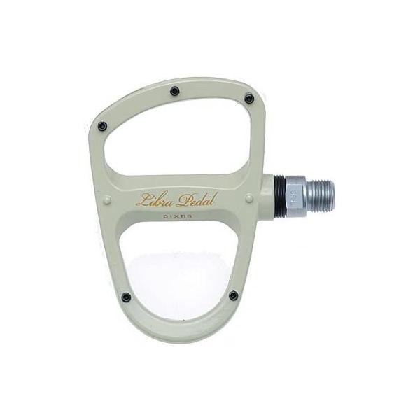 片側のみのユニークなフラット系ペダル。シールドベアリングと特殊シールドによって非常に滑らかな回転を確保し、ペダル踏み面裏の重なりによって天秤のように踏み面を常に上に向ける構造。非常にシンプルで薄い仕上がりが、フットプリントタイプの足裏形状の...