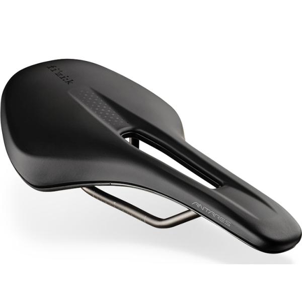 VENTO ANTARESはノーズからウィングにかけてわずかにウェーブしたサドルで、あらゆるライディングポジションで効率的なペダリングを可能にします。ノーズをよりフラットかつわずかにワイドにすることで前後の移動を容易にし、パワーを引き出すベ...