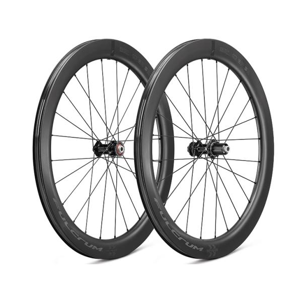 新しいWIND42とWIND57は、Form, Function, Fulcrumに象徴されるように、FULCRUMの継続的な進化を表すものです。昨今のロードバイクの多様性を取り込み、性能と快適性のバランスを目標に設計されたこれらのホイール...